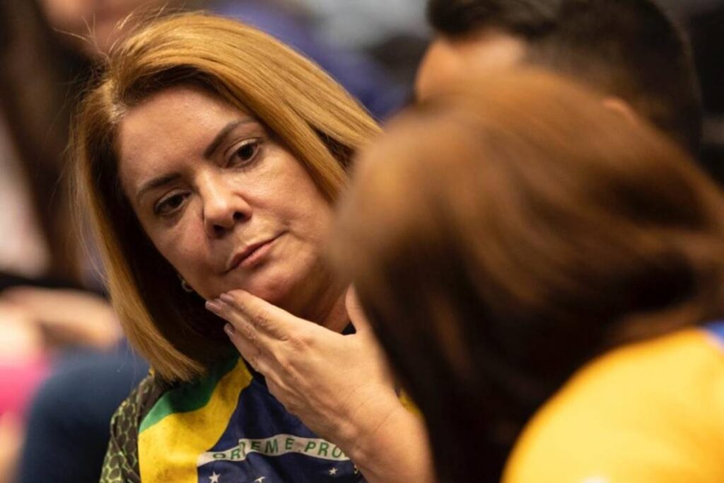 Governo Lula devolve nacionalidade brasileira a ex-mulher de Bolsonaro ...
